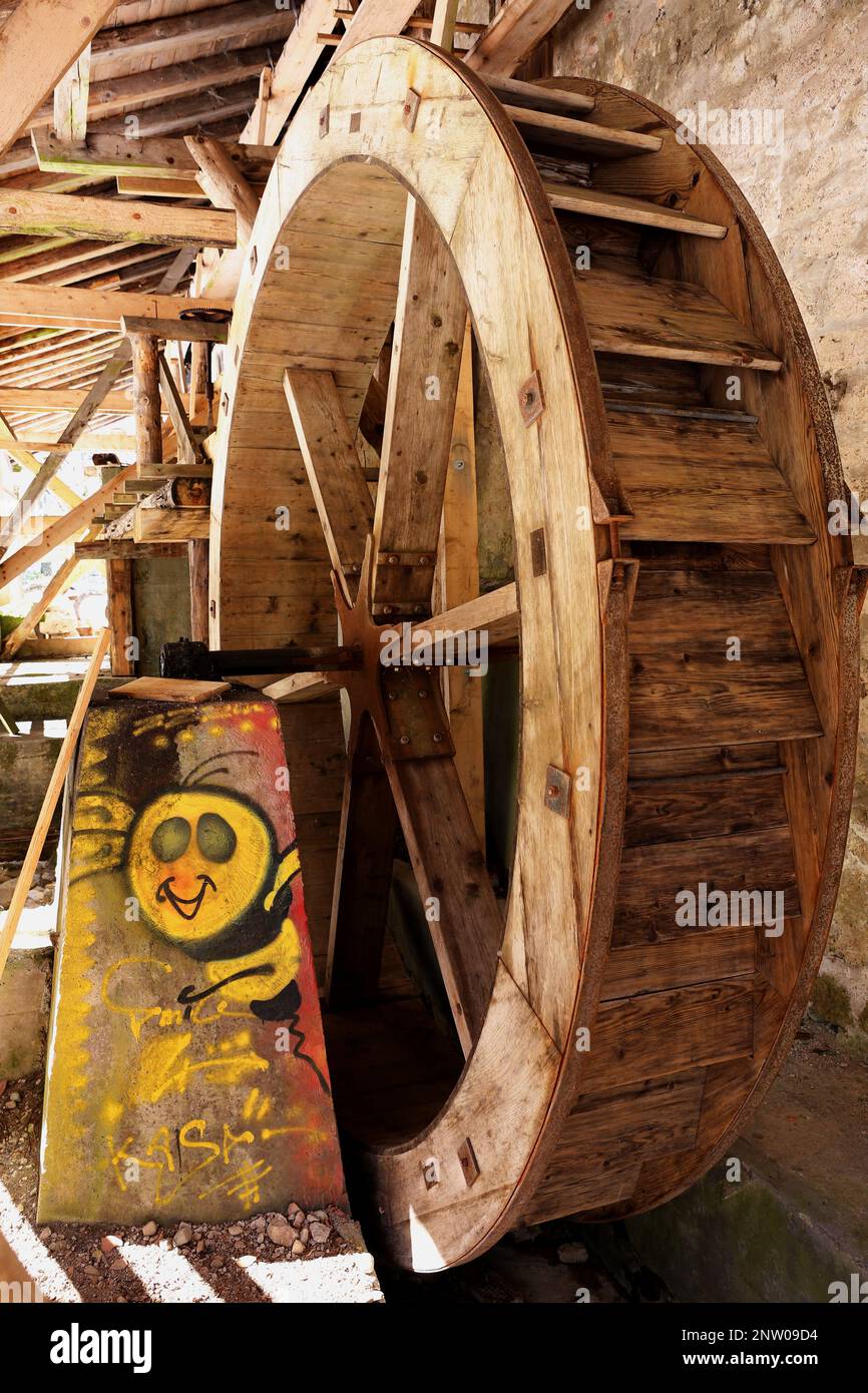 An old wooden water wheel Stock Photo - Alamy