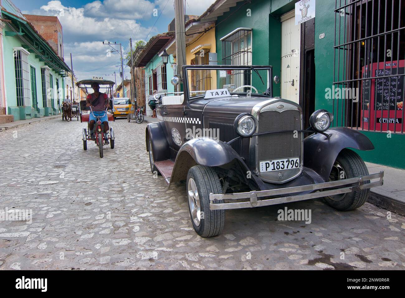 Historic havana cuba alley hi-res stock photography and images - Alamy