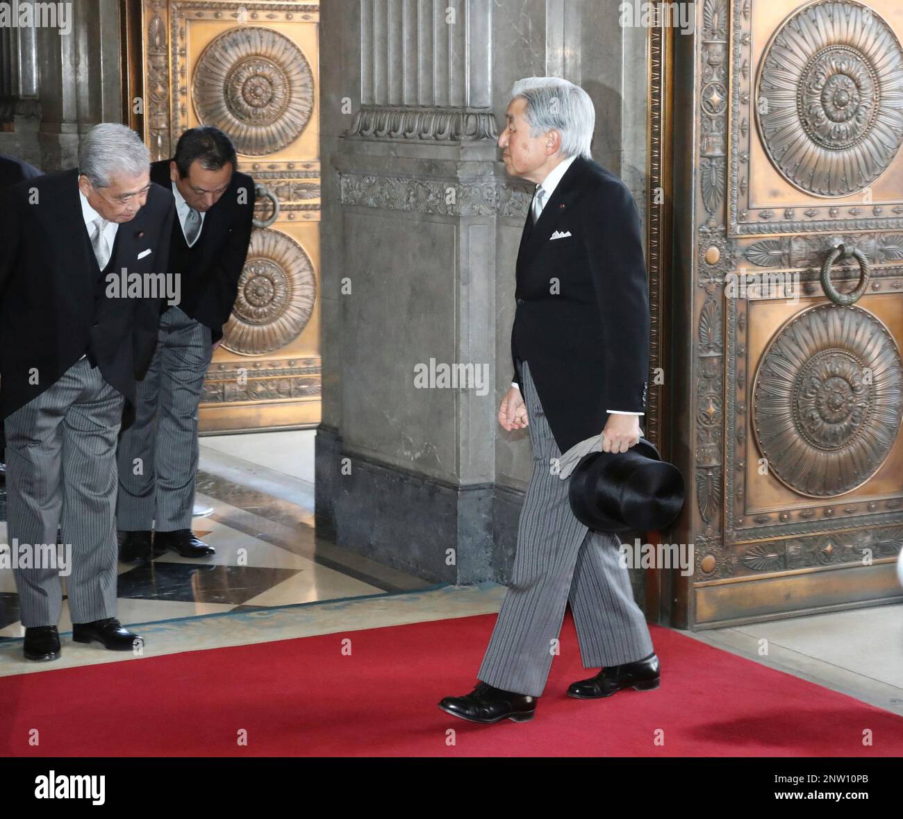 Japanese Emperor Akihito arrives at the National Diet Building to ...
