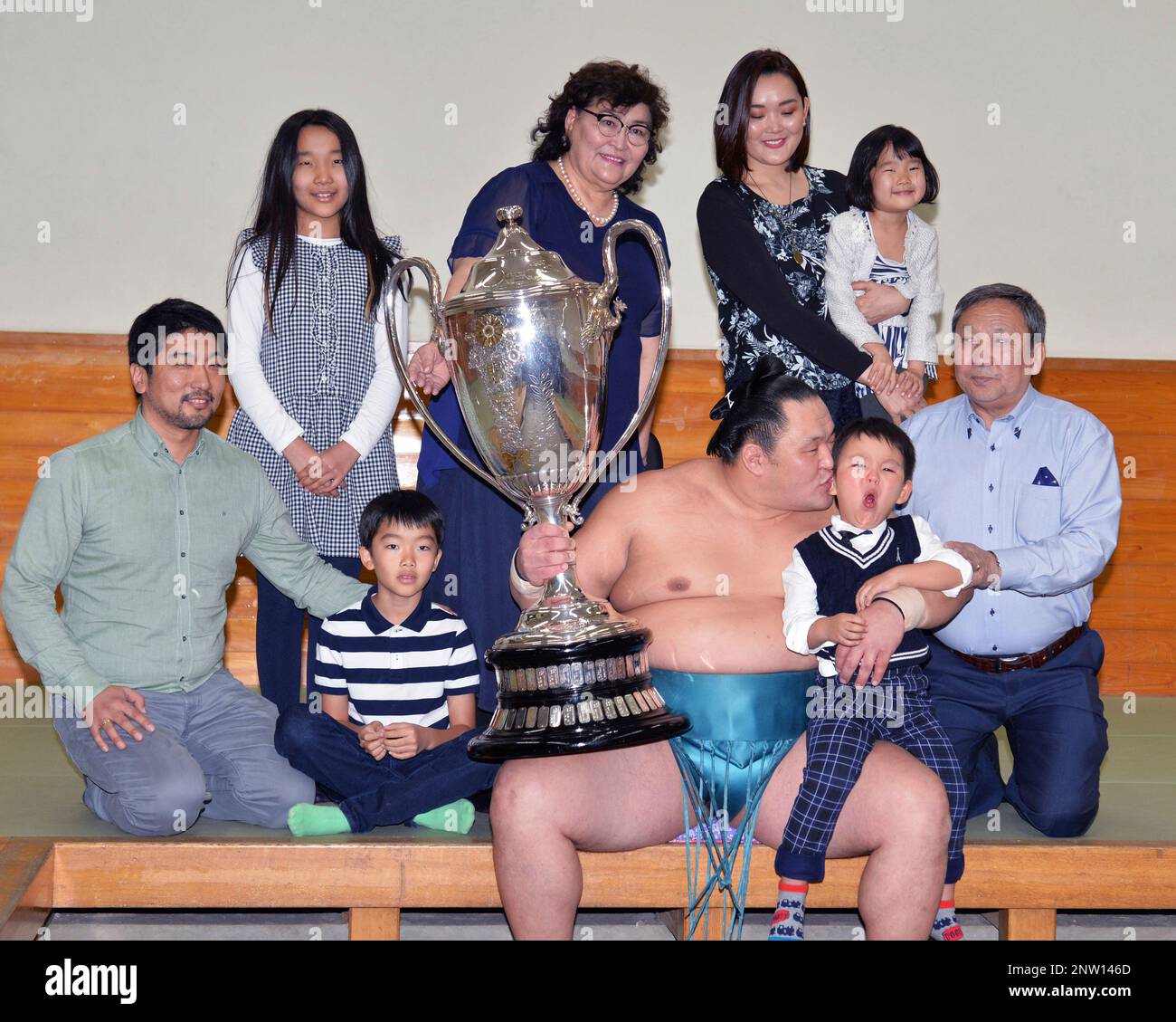 Mongolian sekiwake Tamawashi celebrates with his family after grabbing ...