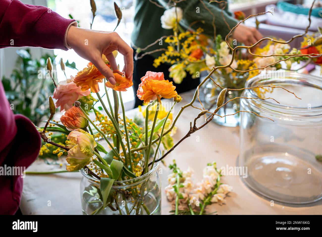 Hands woman wrapping bunch flowers hi-res stock photography and images ...