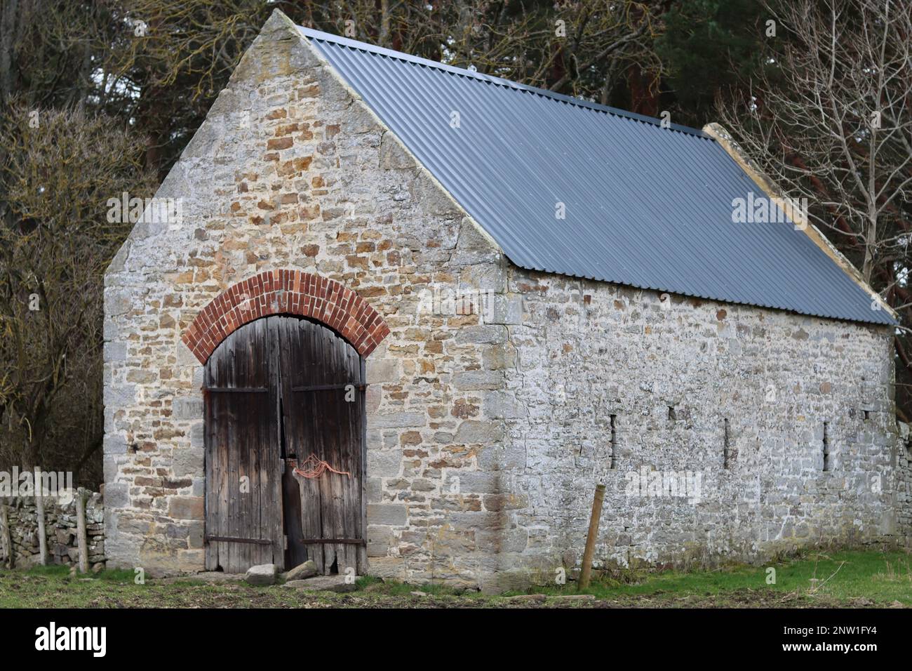 Traditional stone barn in a countryside field Stock Photo - Alamy