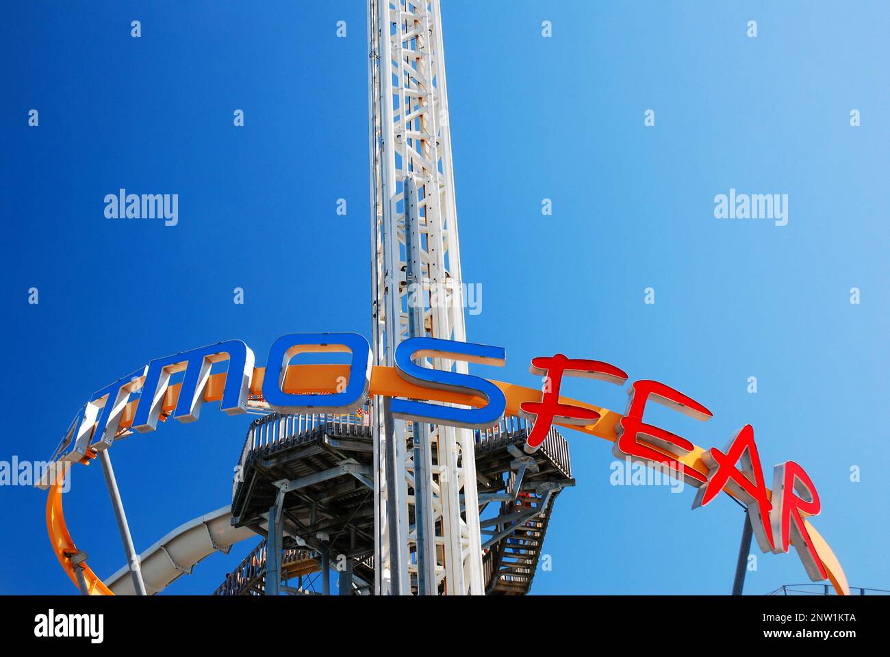 Thrill ride tower hi-res stock photography and images - Alamy