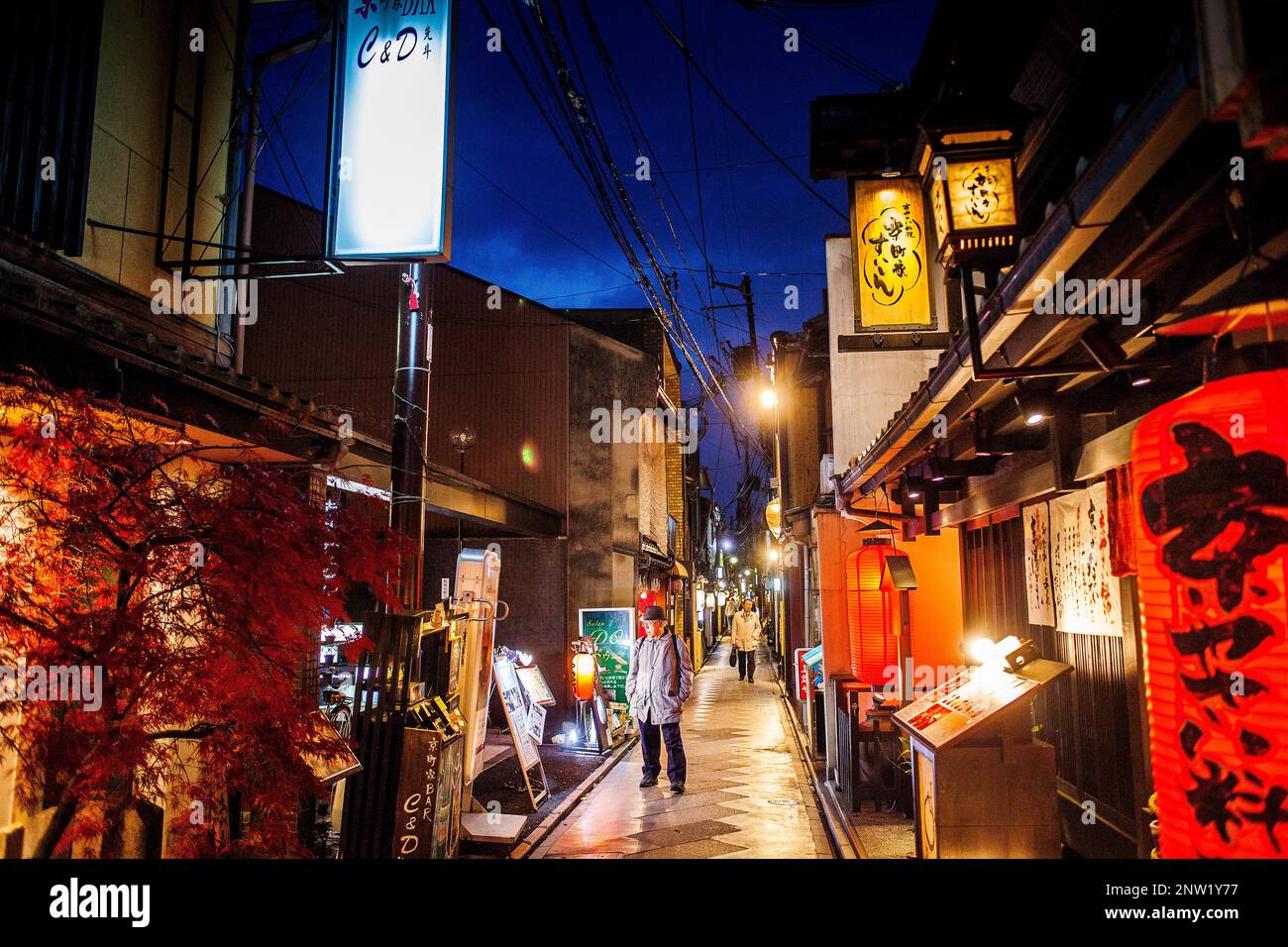 Pontocho, a traditional Japanese night-time entertainment area. Kyoto ...