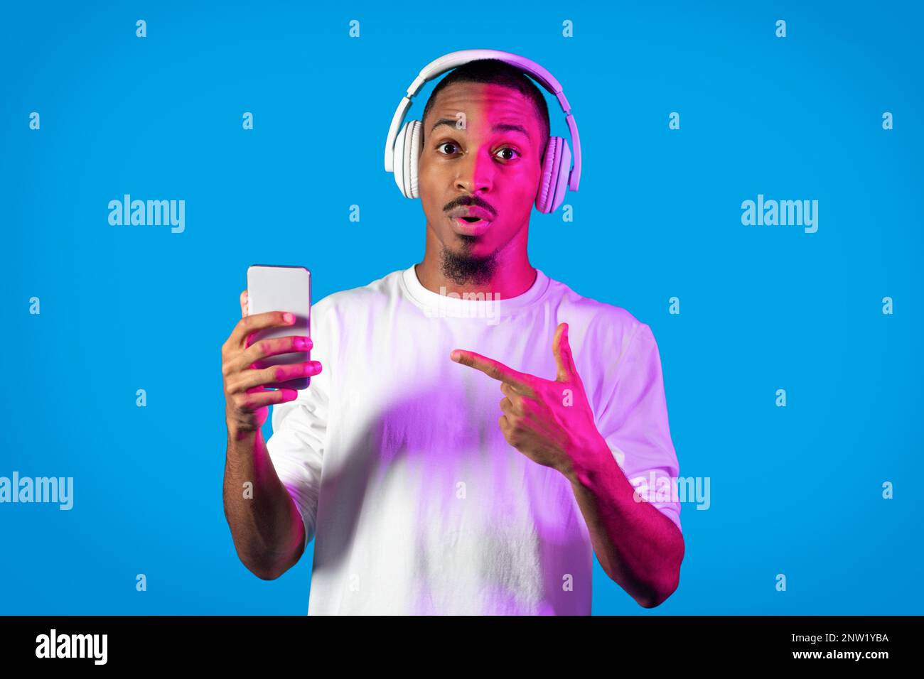 Black guy hand smartphone hi-res stock photography and images - Alamy