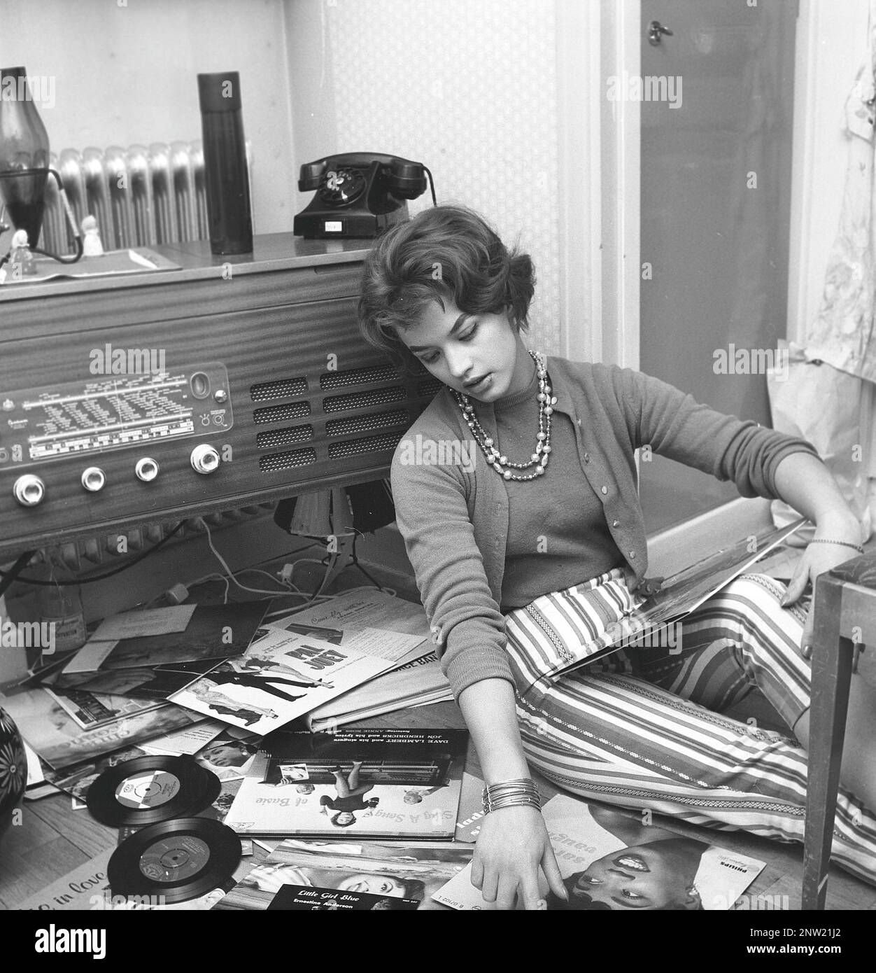 Record player 1950s hi-res stock photography and images - Alamy