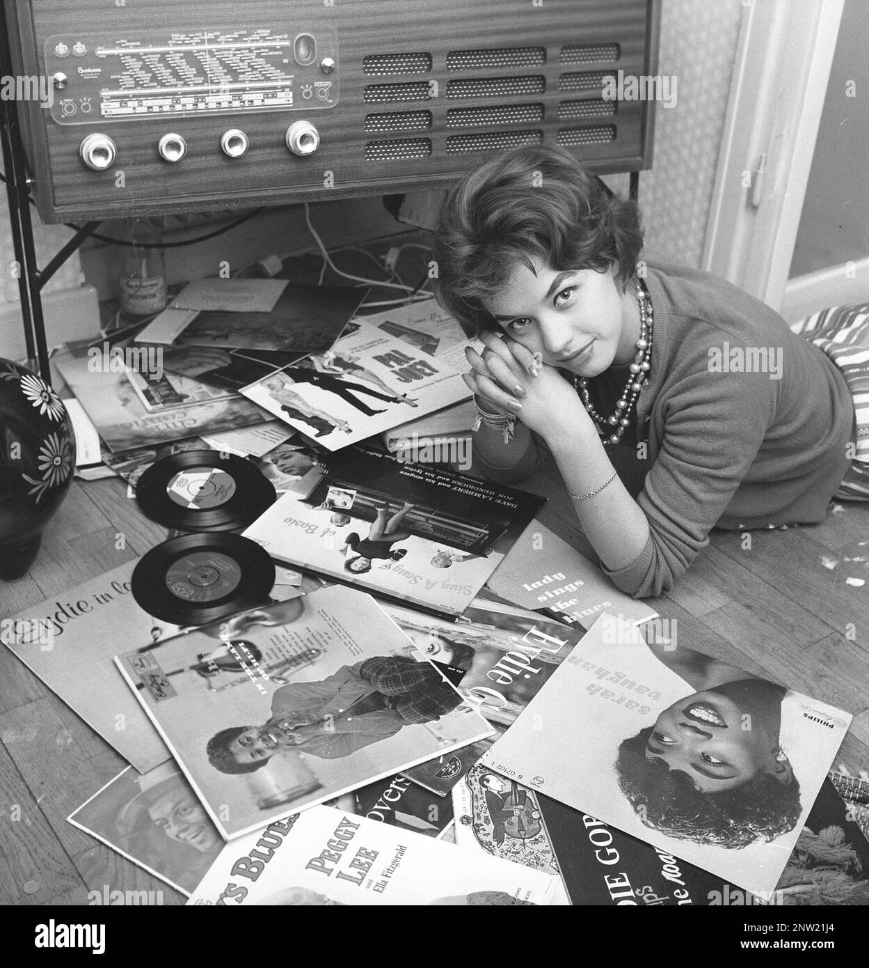 Record player 1950s hi-res stock photography and images - Alamy