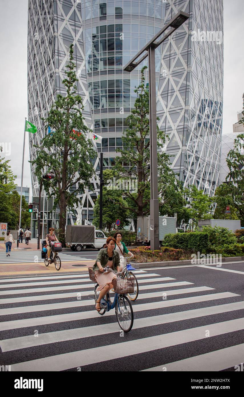 Crosswalk in front of Cocoon Building, Nishi Shinjuku.Tokyo city, Japan ...