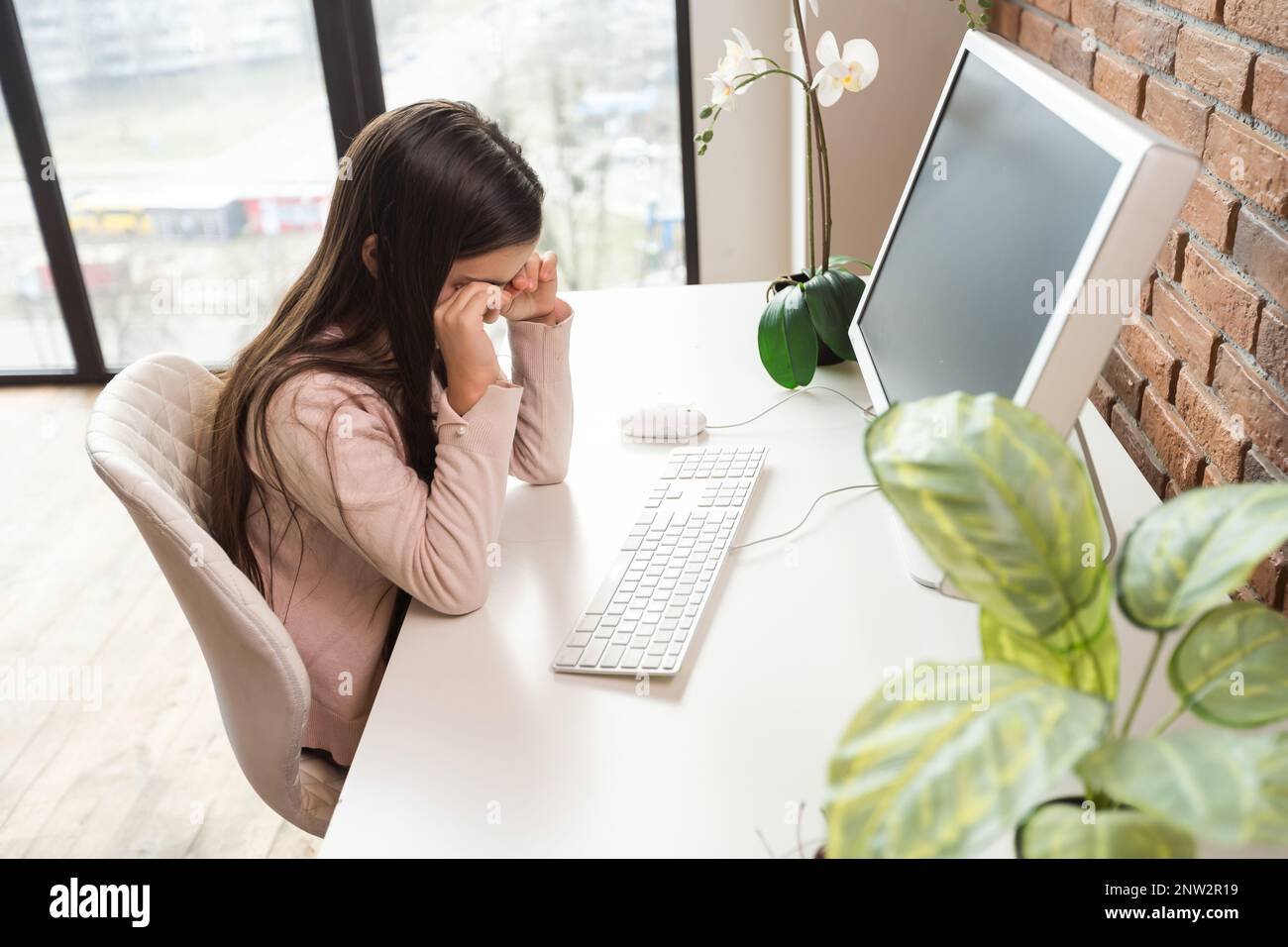 Upset child alone computer hi-res stock photography and images - Alamy