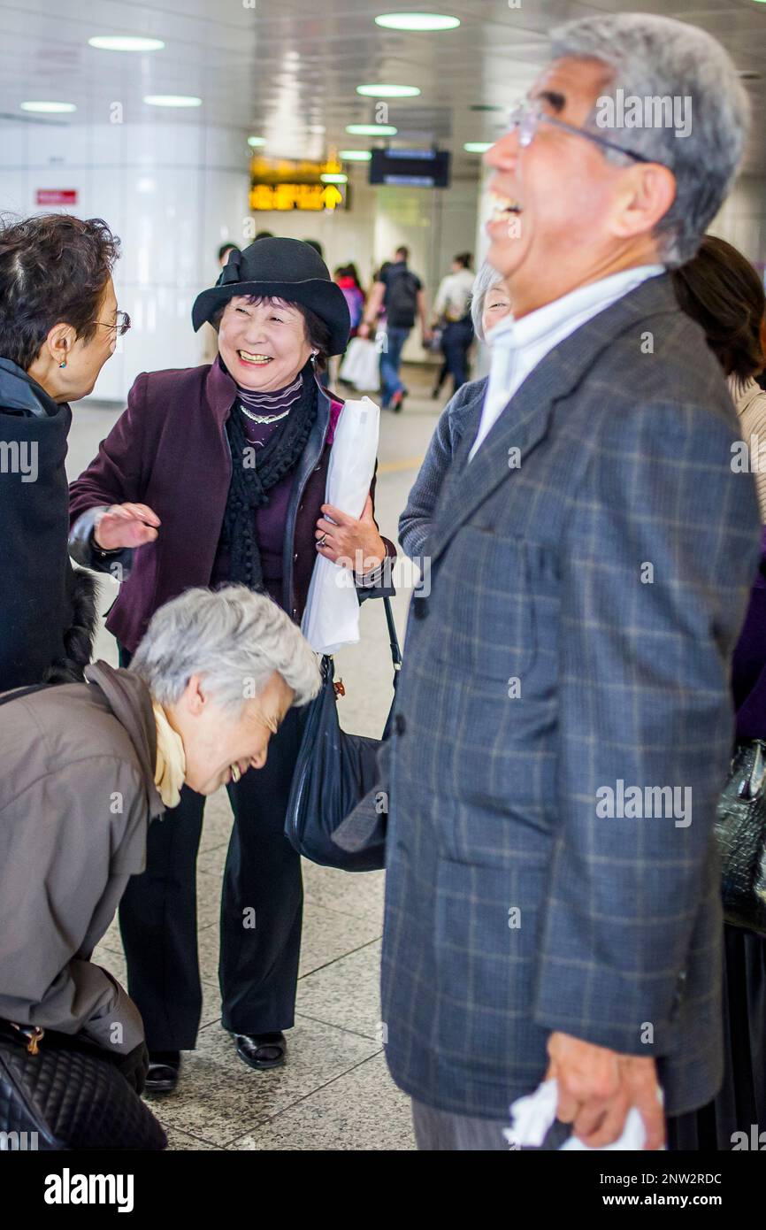 Friends saying goodbye, at Shinjuku Railway station, Tokyo, Japan Stock ...