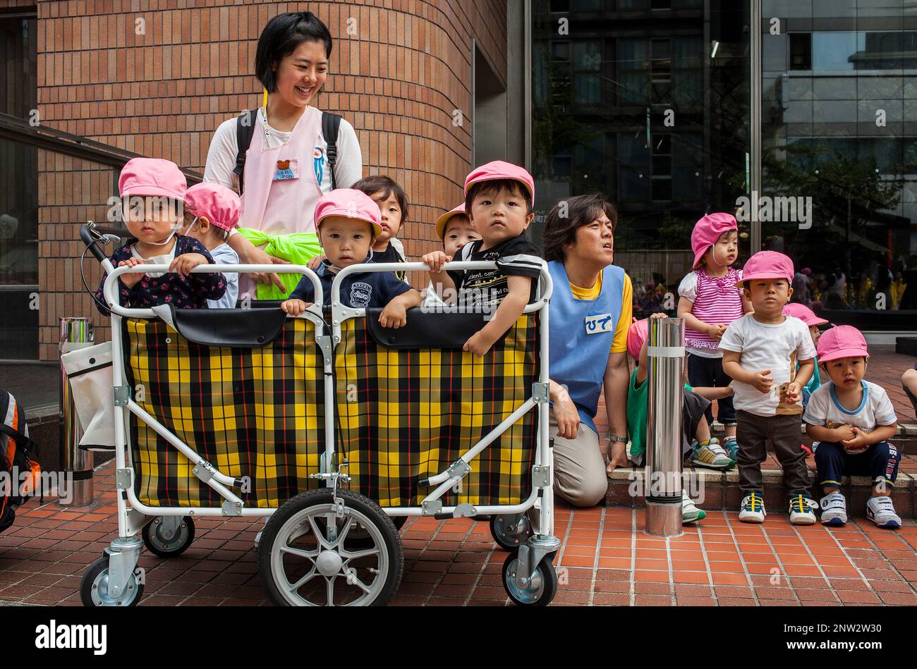 children waiting for look the Sanno Matsuri parade, near the Ichigaya ...