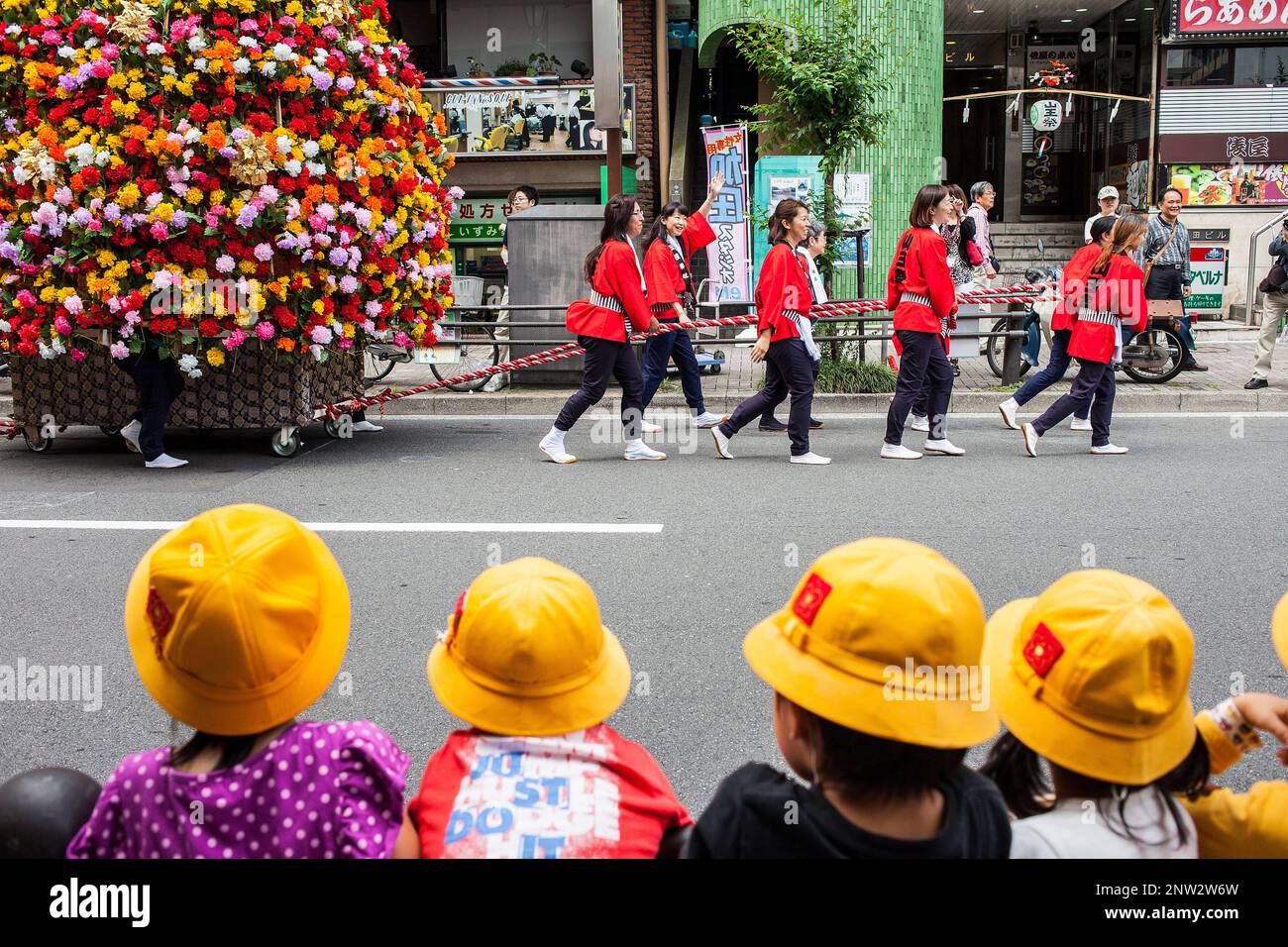 children looking the Sanno Matsuri parade, near the Ichigaya station ...