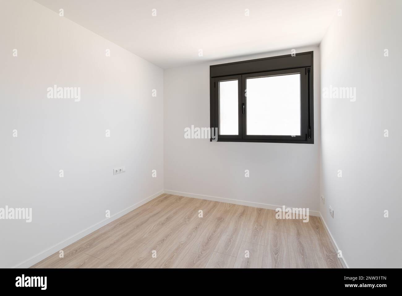 Small empty room without furniture. The floor is new light wood ...