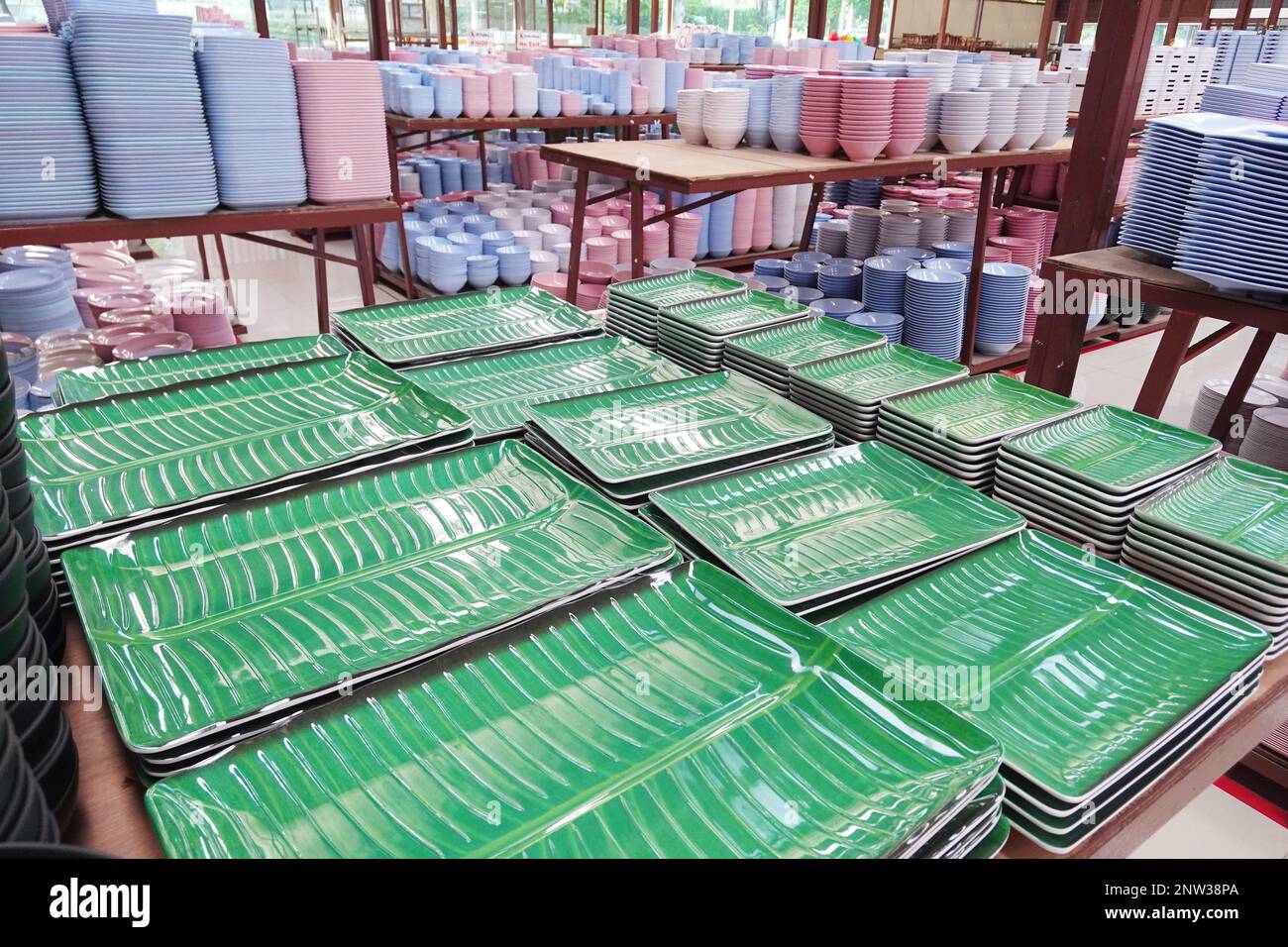 Stacks plates in shop hi-res stock photography and images - Alamy