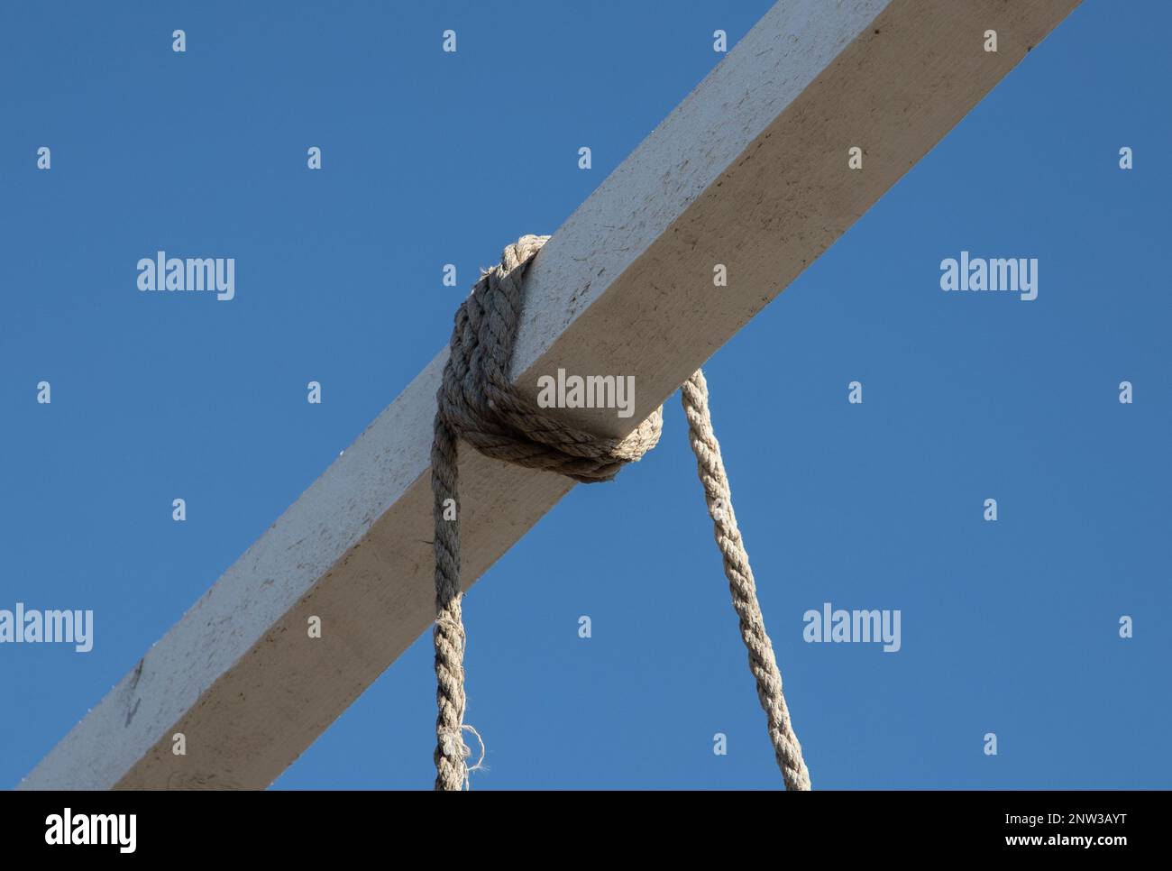 A close-up of a rope tied to a beam as seen from below Stock Photo - Alamy