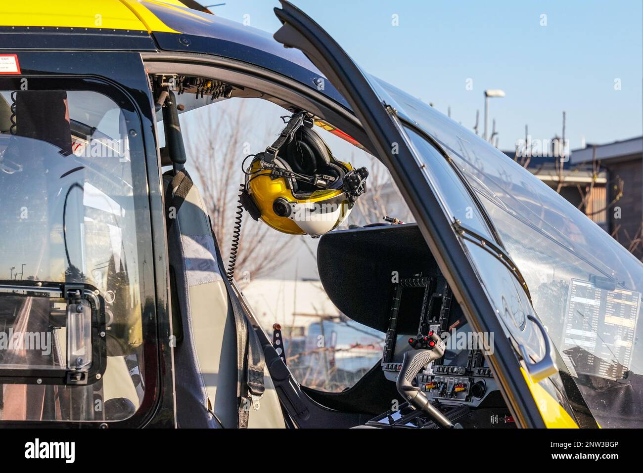 Cockpit of Italian Medical helicopter Airbus H145 (HORUS-1) I-LMBD ...