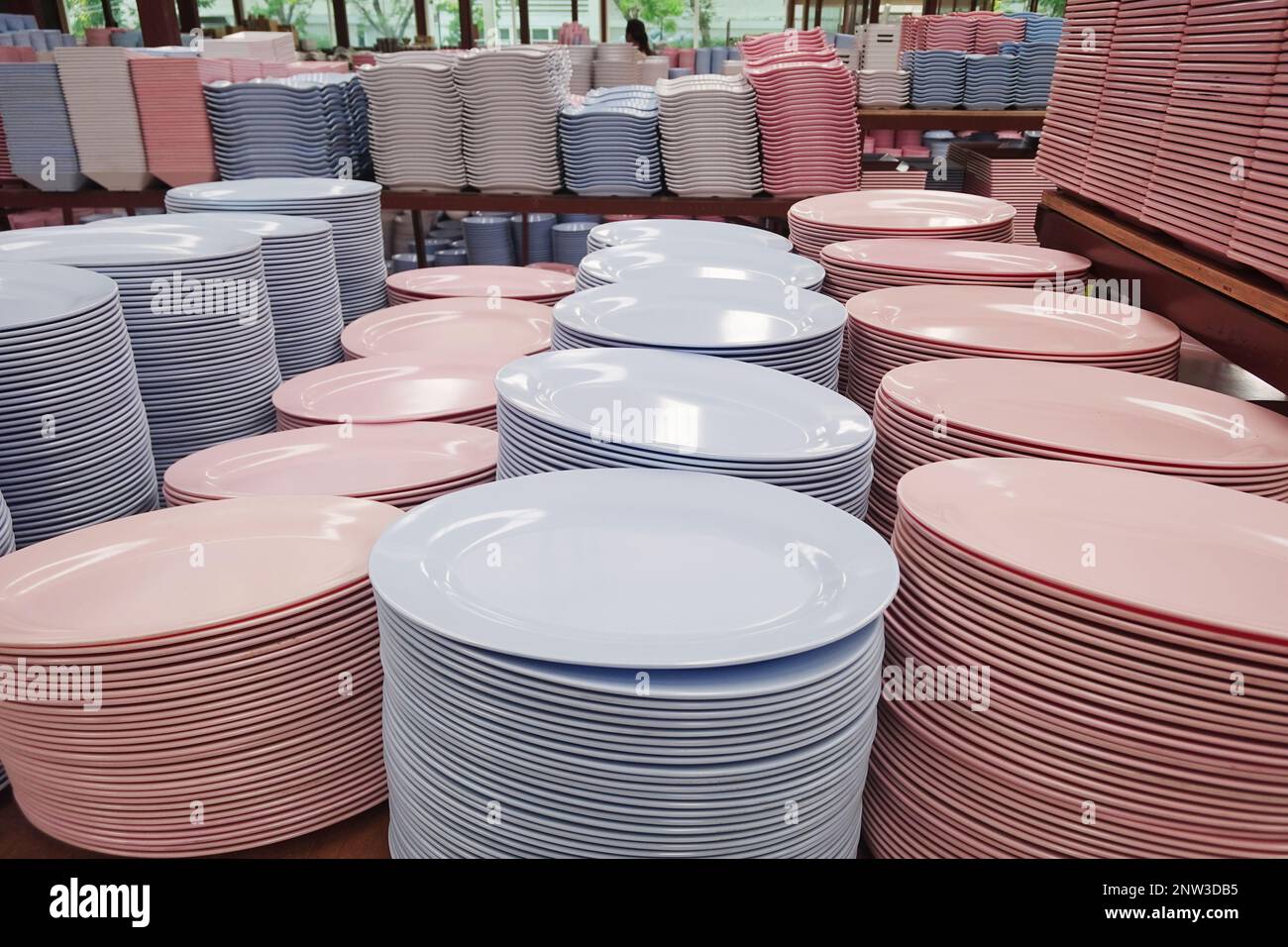 Stacks of plates hi-res stock photography and images - Alamy