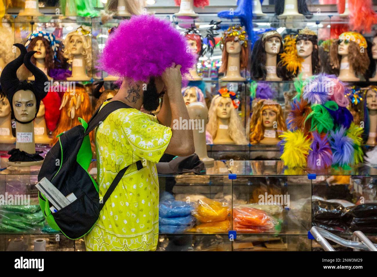 SP - Sao Paulo - 09/01/2019 - Sale of carnival items - Carnival items ...