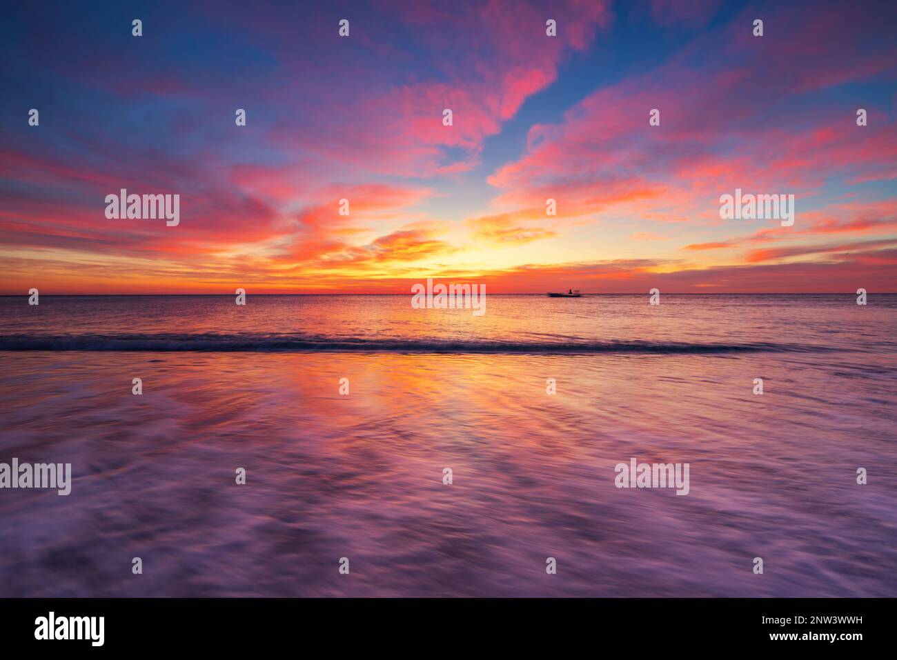 Beautiful cloudscape over the sea shore, scenic ocean beach sunrise ...