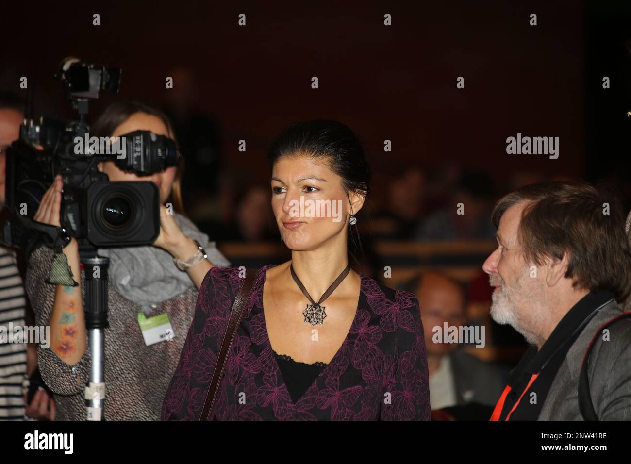 Sahra Wagenknecht im Medienrummel auf dem Parteitag der LINKEN 2014 in ...