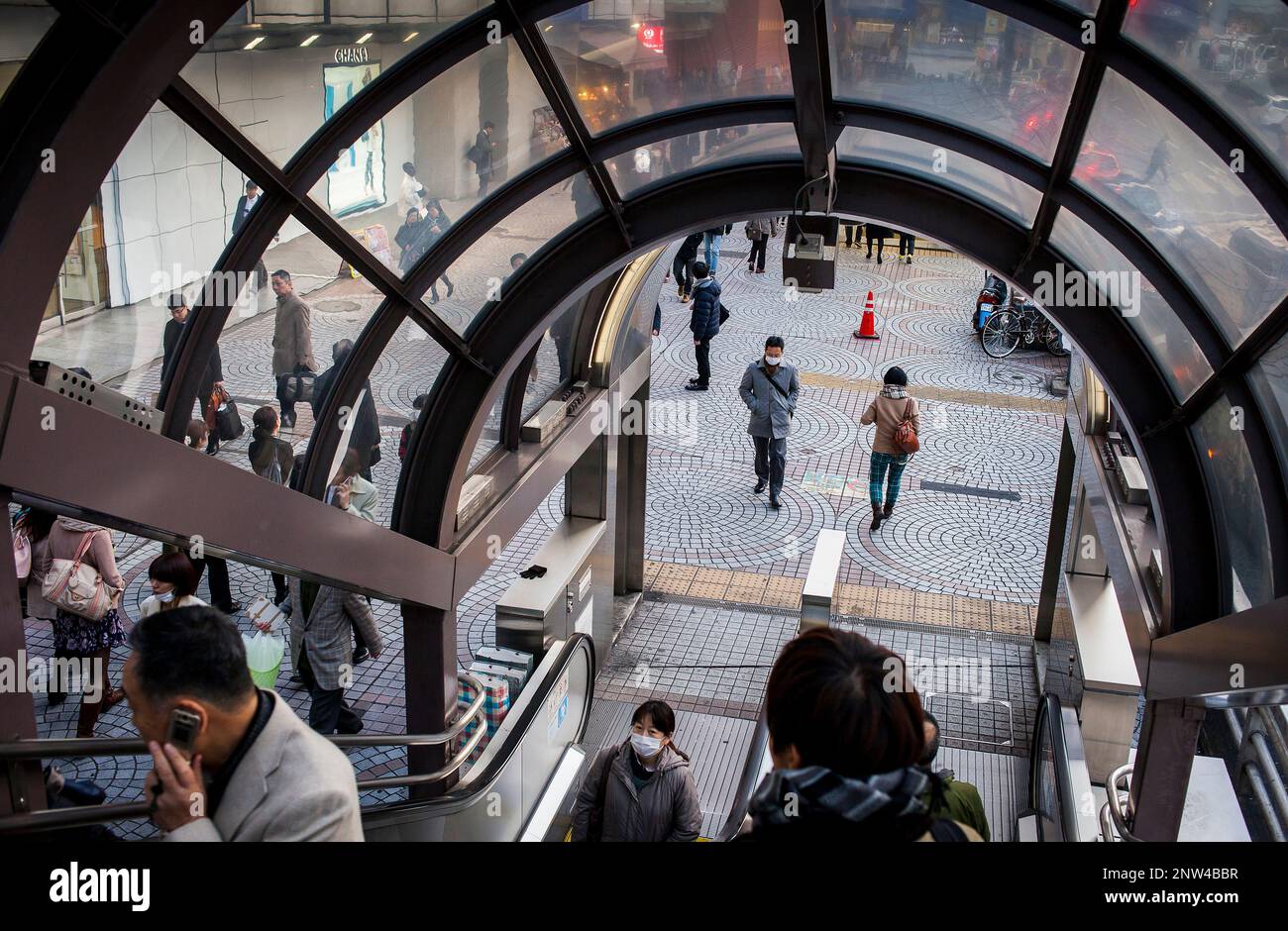Escalators, in west exit of Shinjuku JR station, Shinjuku, Tokyo Stock ...