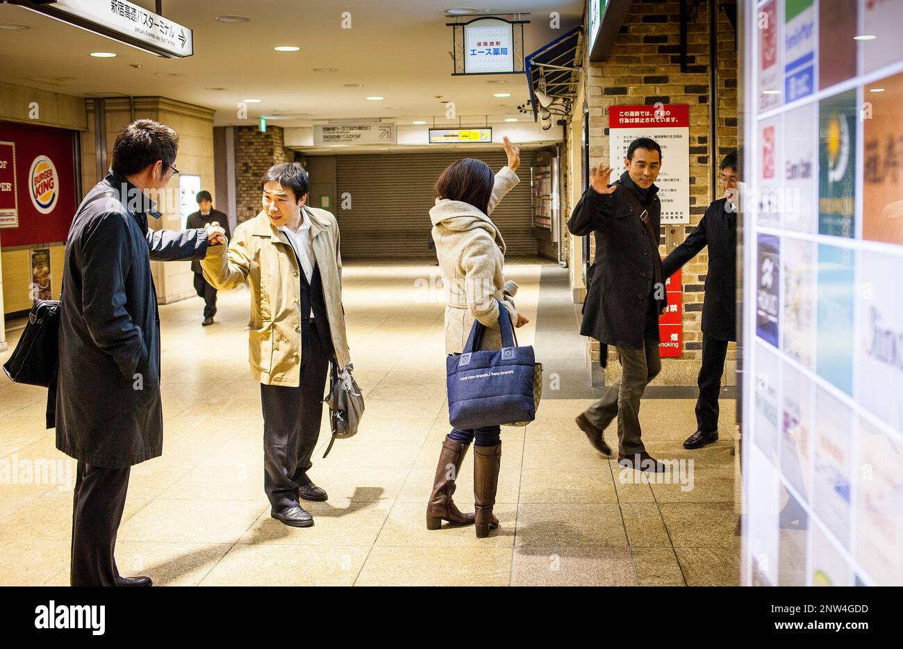 Friends saying goodbye, at Shinjuku Railway station, Tokyo, Japan Stock ...