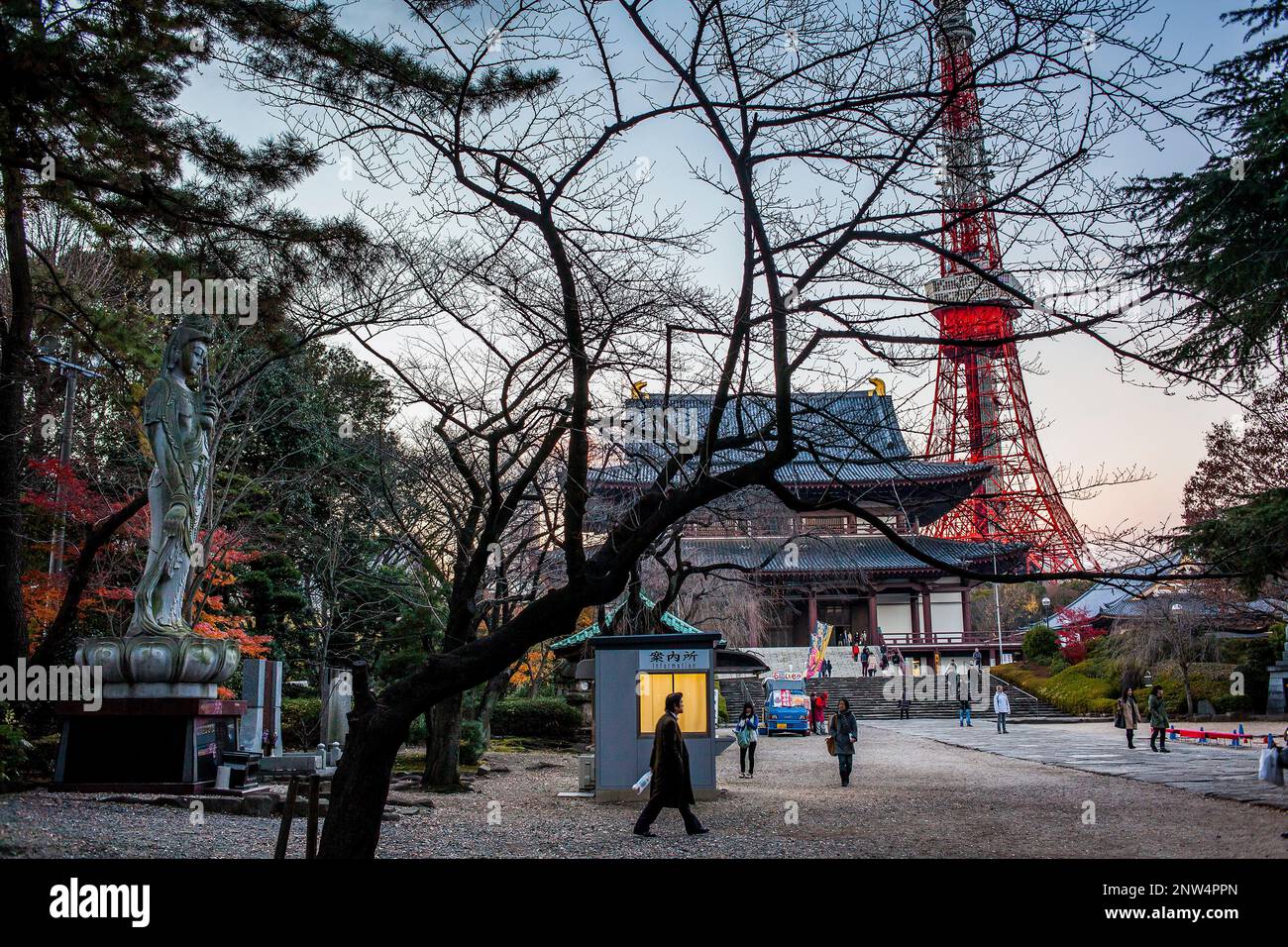 Tokyo sanctuary sculpture hi-res stock photography and images - Alamy
