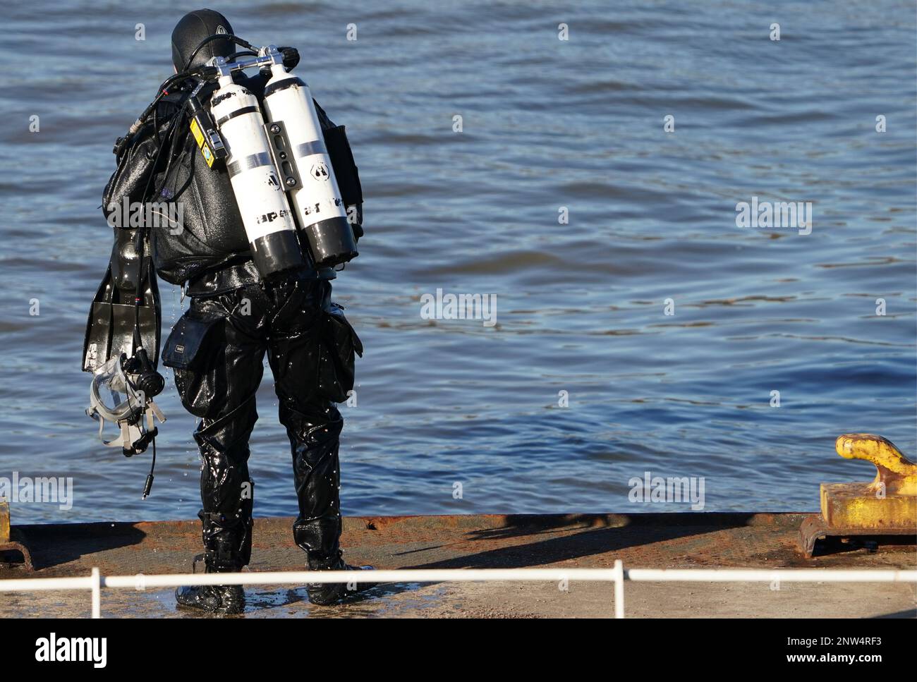 Hamburg police diver hi-res stock photography and images - Alamy