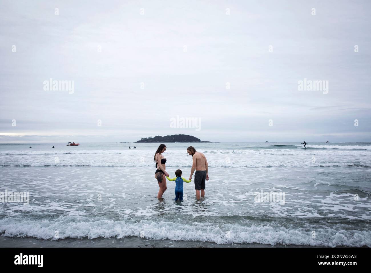 Clio O'Connell and Jeff Chrisholm hold hands with 3-year-old Torin O ...