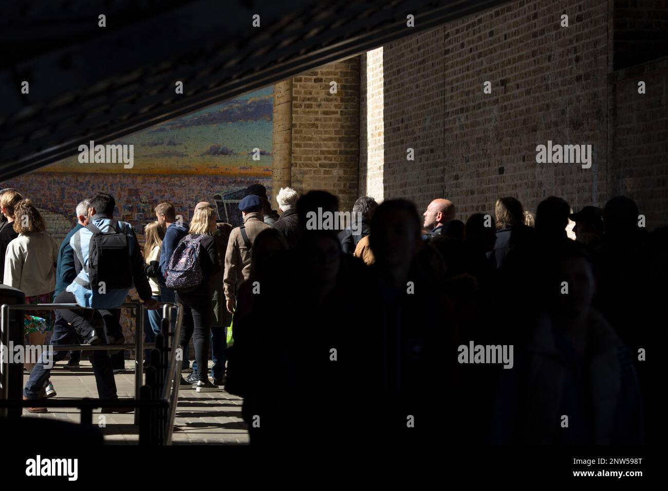 People queue and wait for the lying-in-state to pay their respects to ...