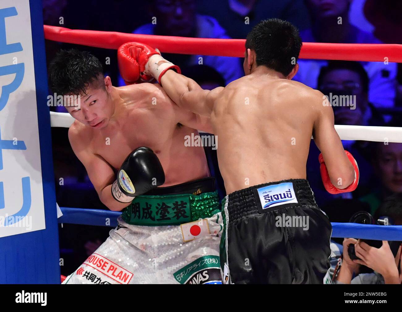 Japanese Takuma Inoue (L) and Thai Petch CP Freshmart (Tasana Salapat ...