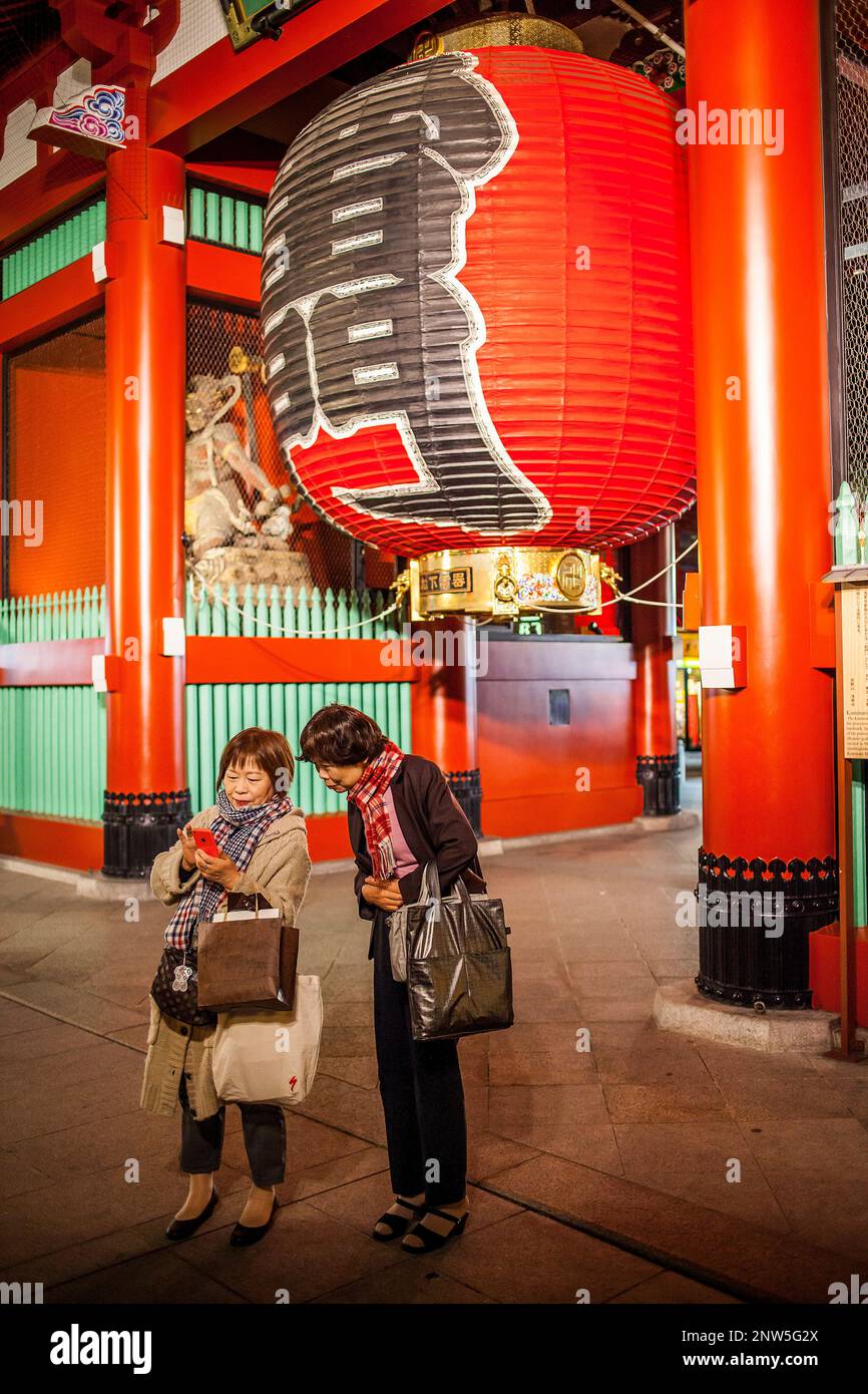 Friends, Kaminari-mon gate, in Senso-ji Temple, Asakusa,Tokyo, Japan ...