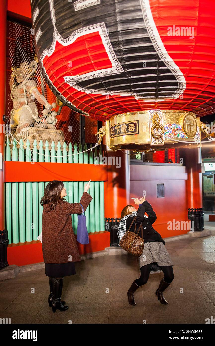 women taking photo of Kaminari-mon gate, in Senso-ji Temple, Asakusa ...