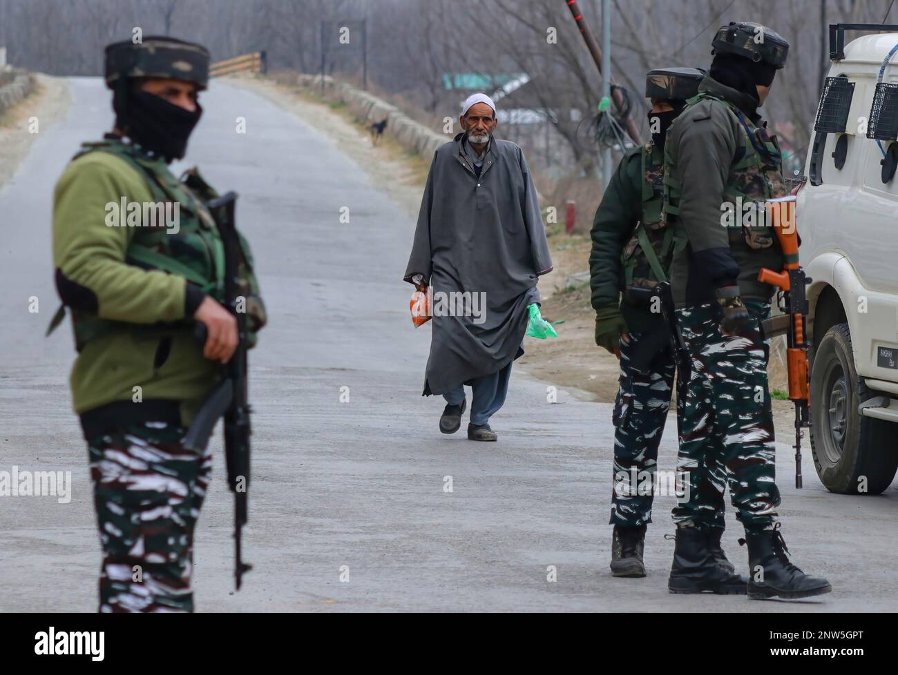 Indian paramilitary man hi-res stock photography and images - Alamy