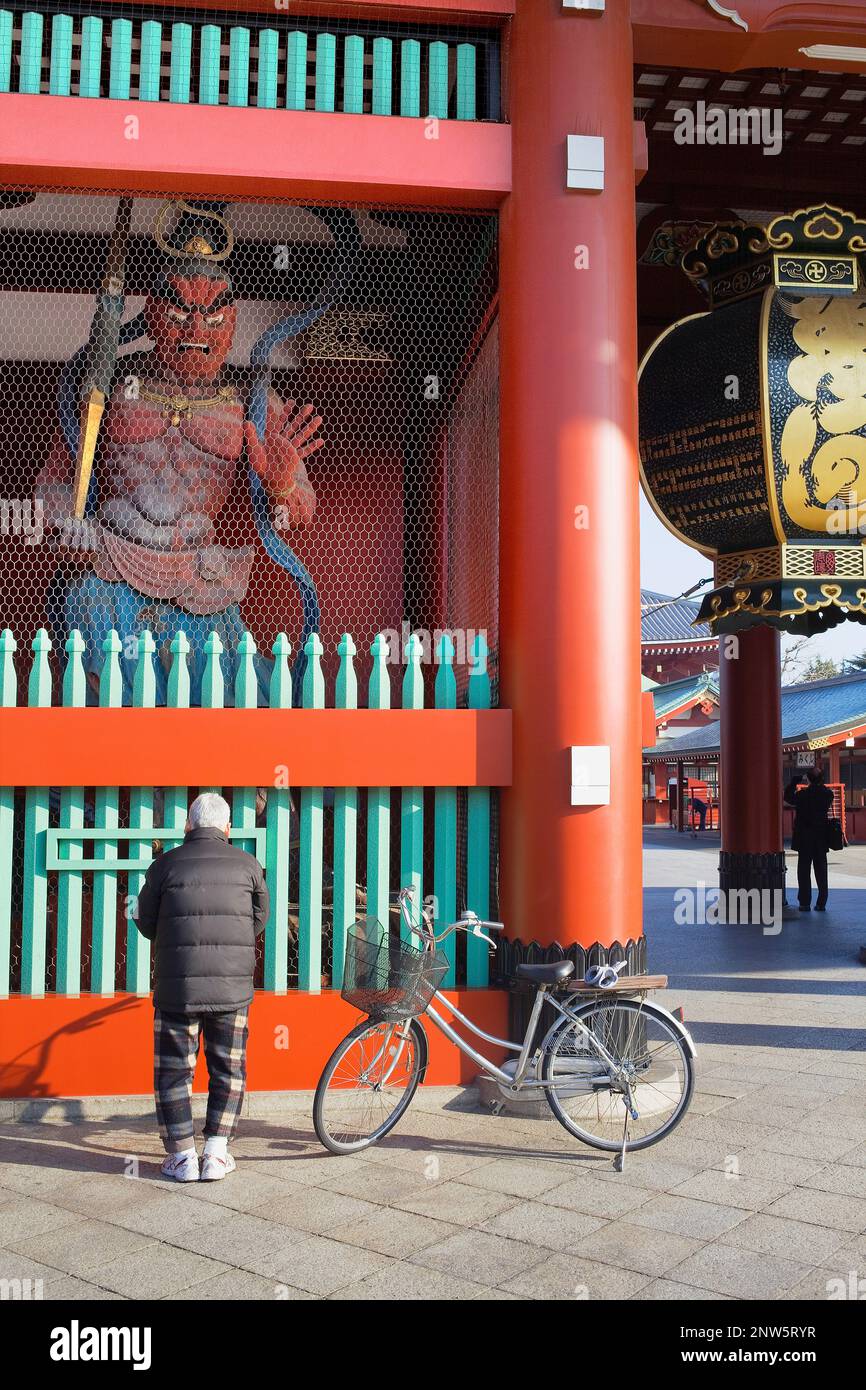 Person praying in Hozo-mon Gate,Senso-ji Temple,Asakusa district,Tokyo ...