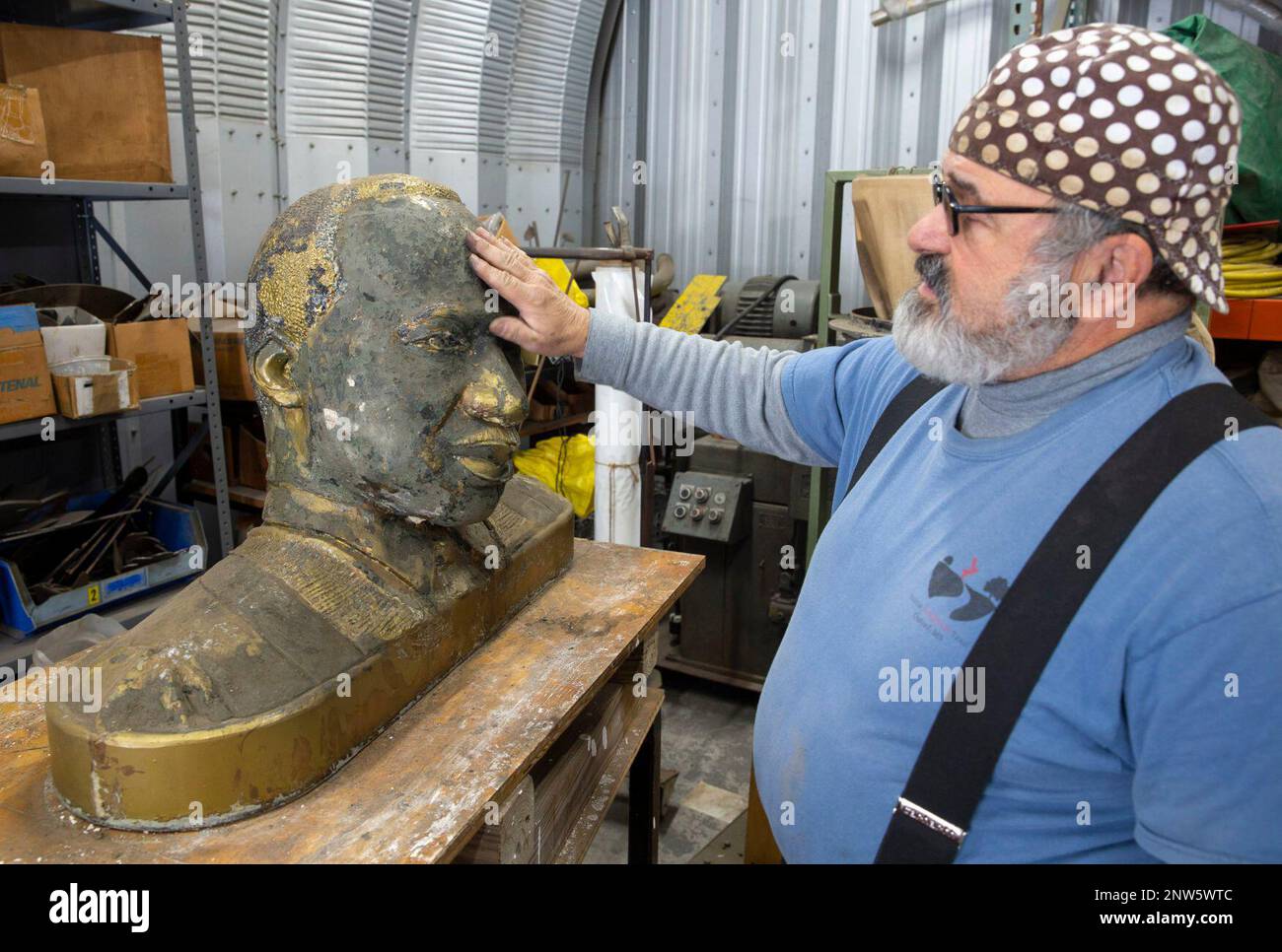 Sculptor Jim Gallucci beside artist Wilbur Lee Mapp’s original bust of ...