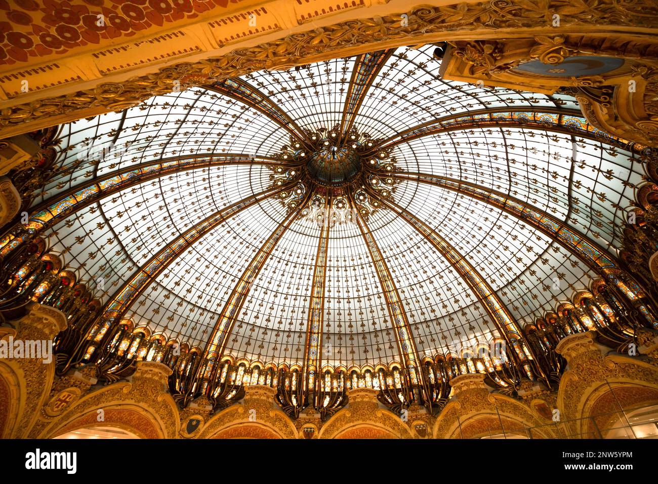 Authentic paris shot hi-res stock photography and images - Alamy