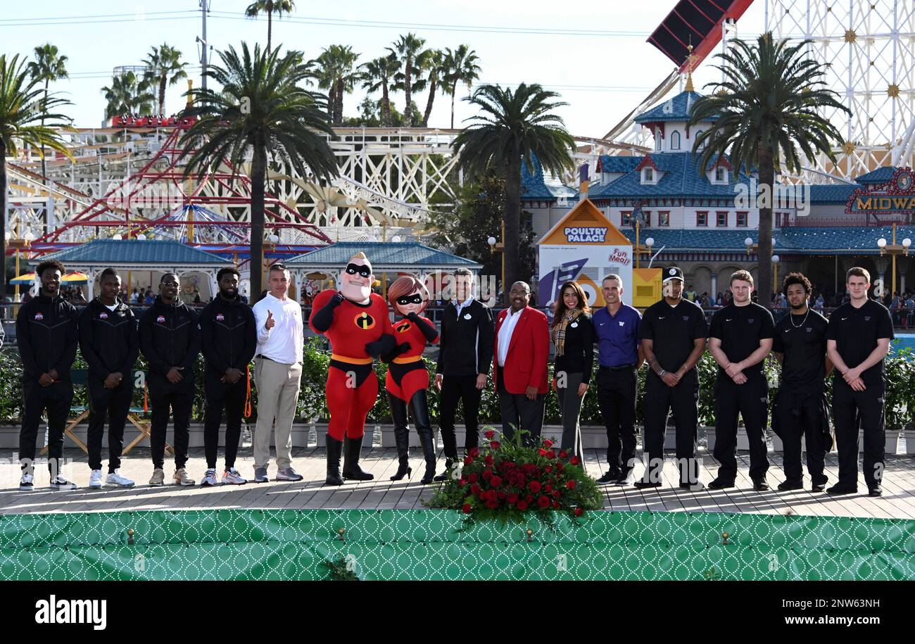 Washington Huskies and Ohio State Buckeyes players pose at the Rose ...