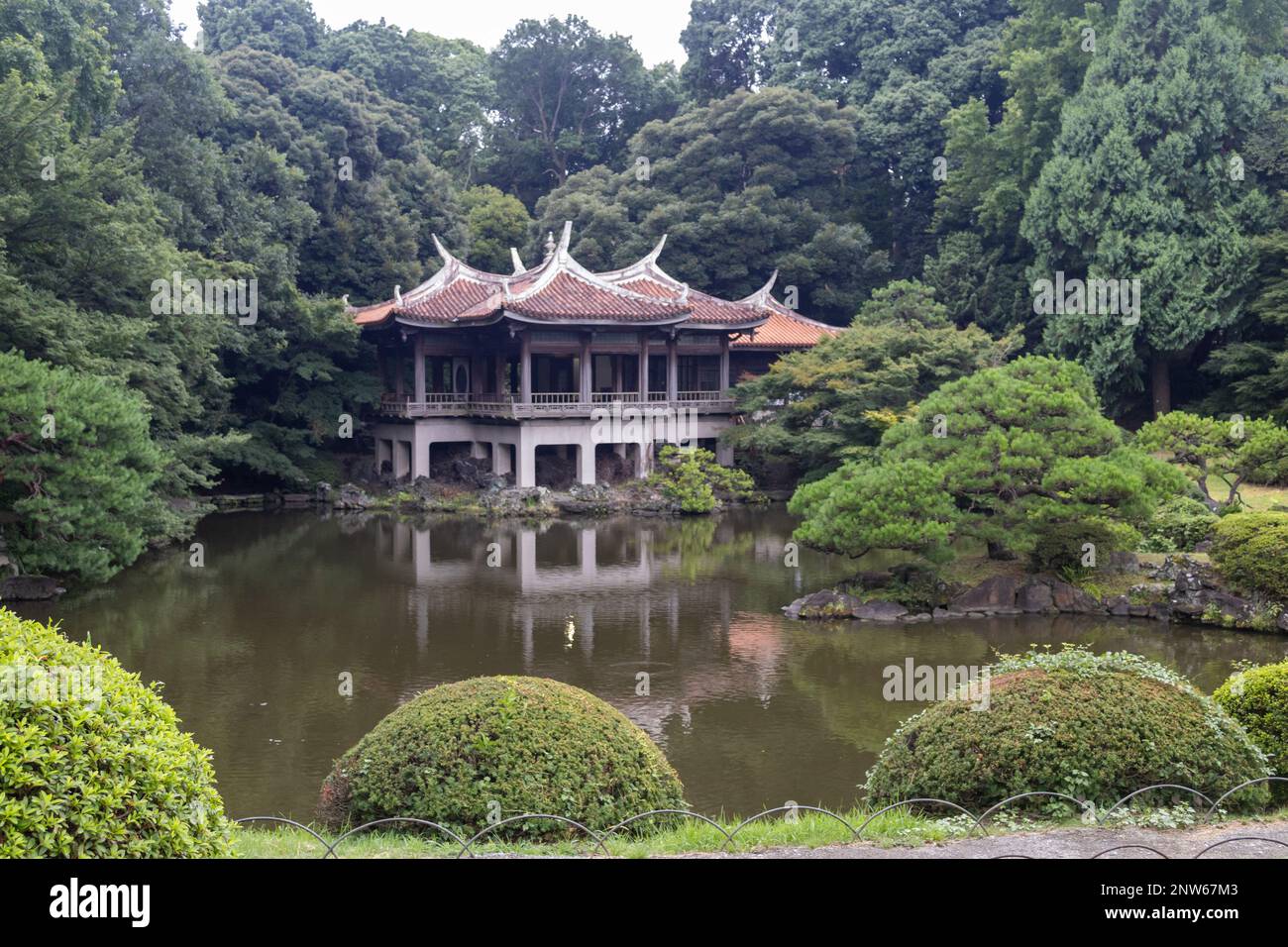 Summer view of Shinjuku Gyoen park, Shinjunk, Tokyo, Japan Stock Photo ...