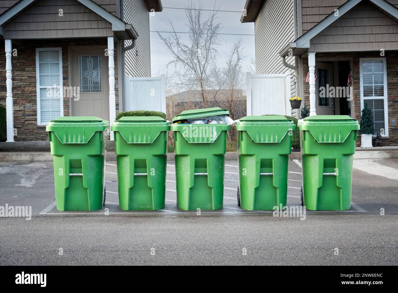 Garbage cans hi-res stock photography and images - Alamy
