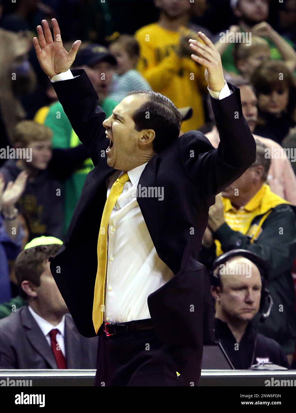 Baylor head coach Scott Drew rallies the crowd in the second half of an ...