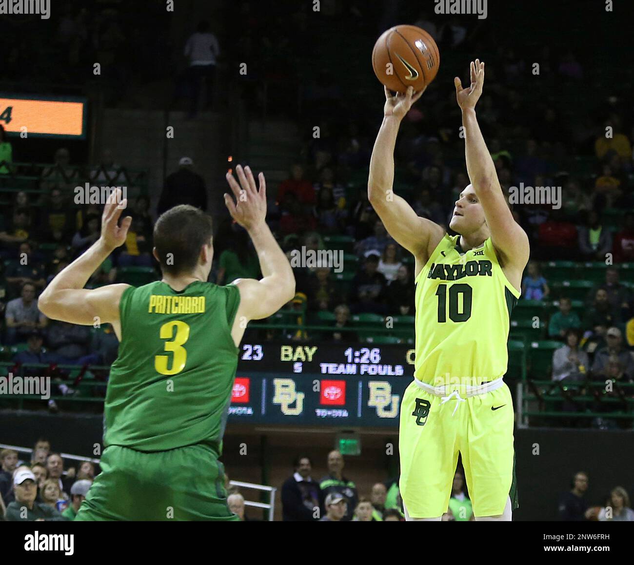 Baylor guard Makai Mason (10) shots a three-point basket over Oregon ...