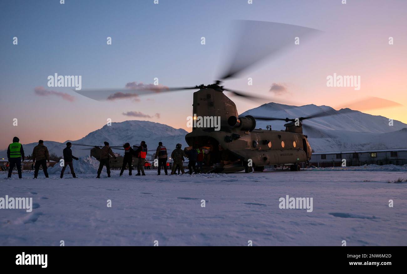U.S. Army soldiers with 3rd Battalion, 501st Aviation Regiment, Combat ...