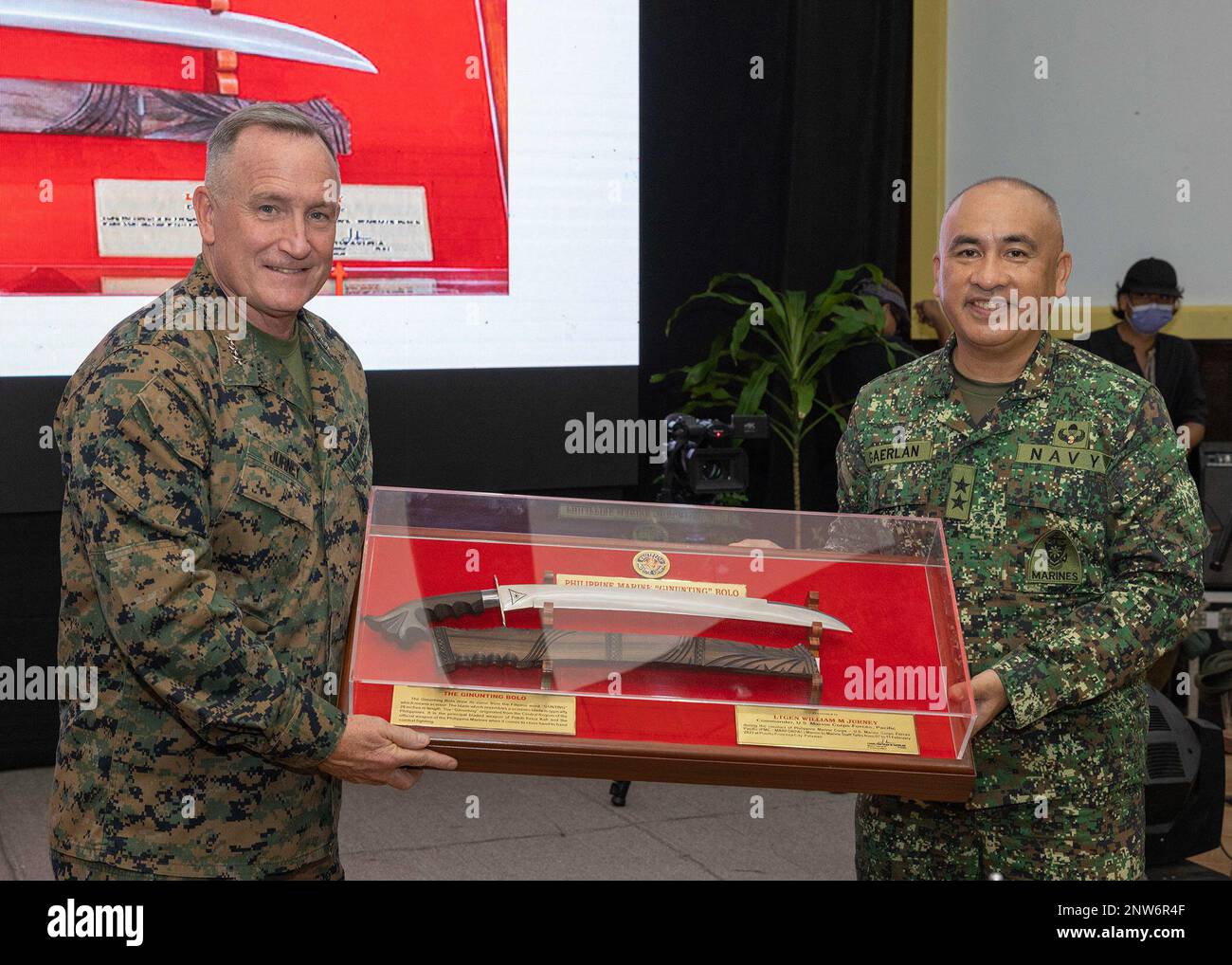 U.S. Marine Corps Lt. Gen. William M. Jurney, left, commander, U.S. Marine Corps Forces, Pacific ...