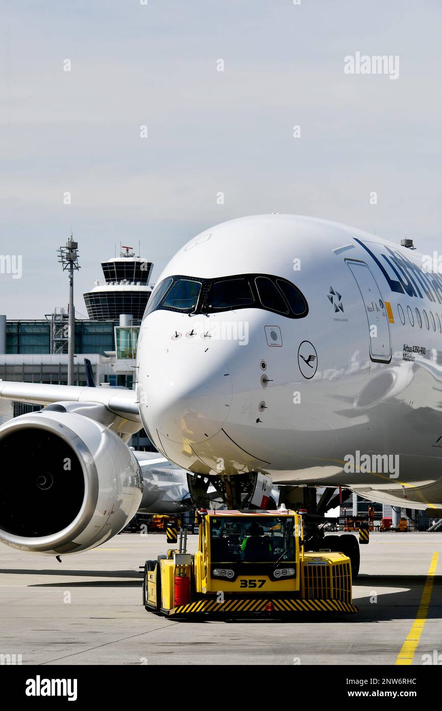 Cockpit lufthansa, airbus a350 900 hi-res stock photography and images ...