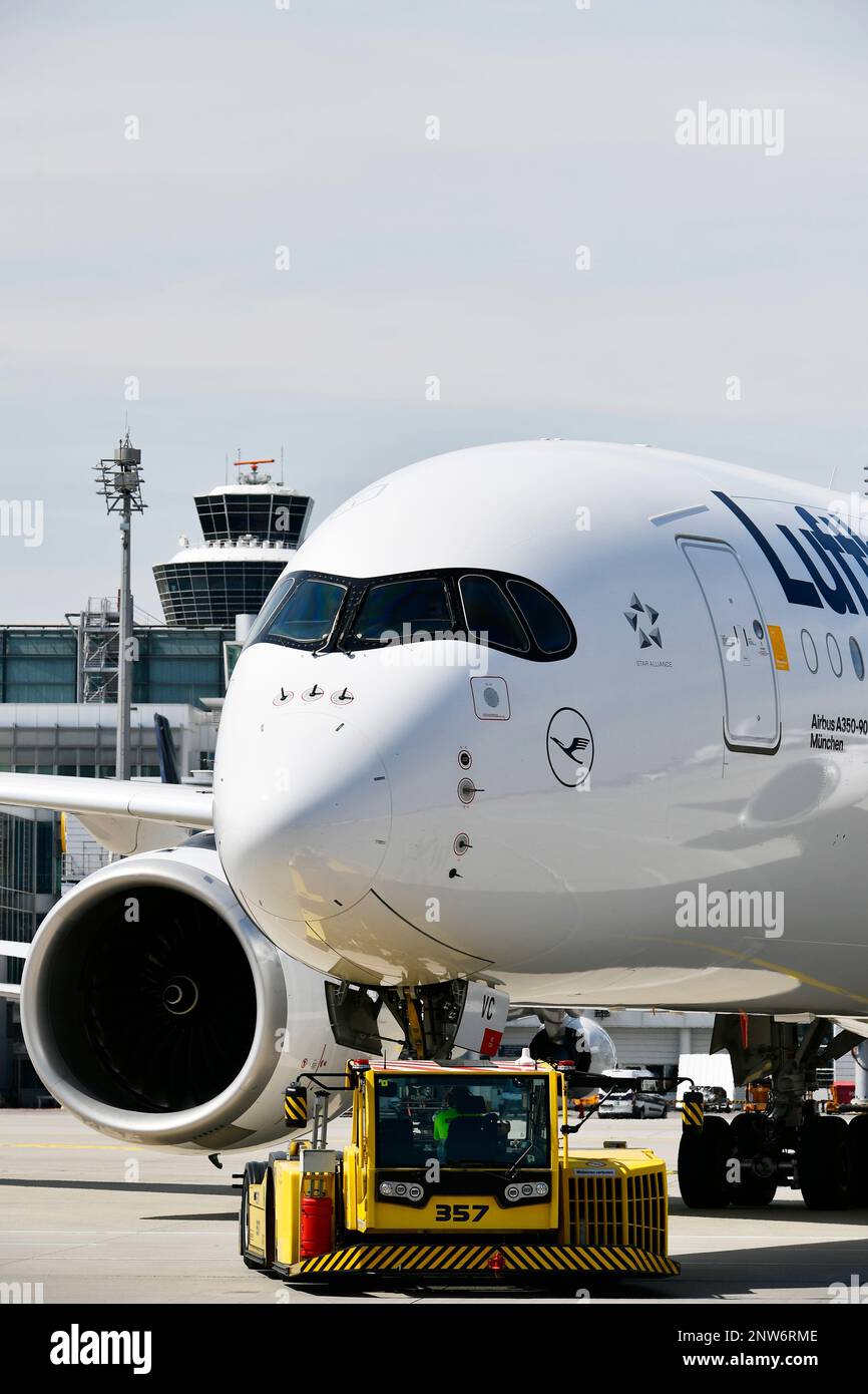 Cockpit lufthansa, airbus a350 900 hi-res stock photography and images ...
