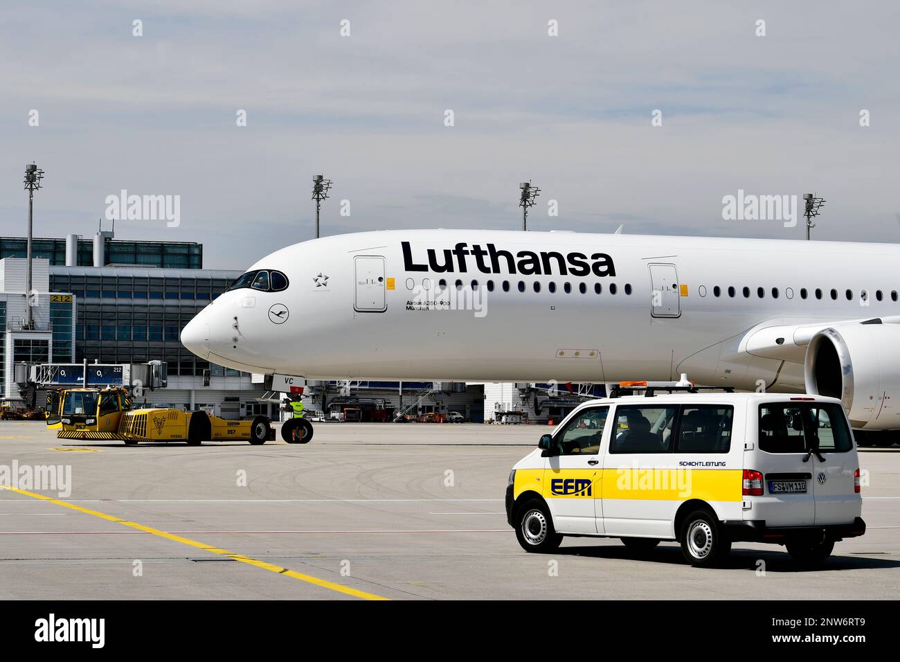Lufthansa, New Livery, Airbus, A350-900, Drag, Push, Push Back Truck ...