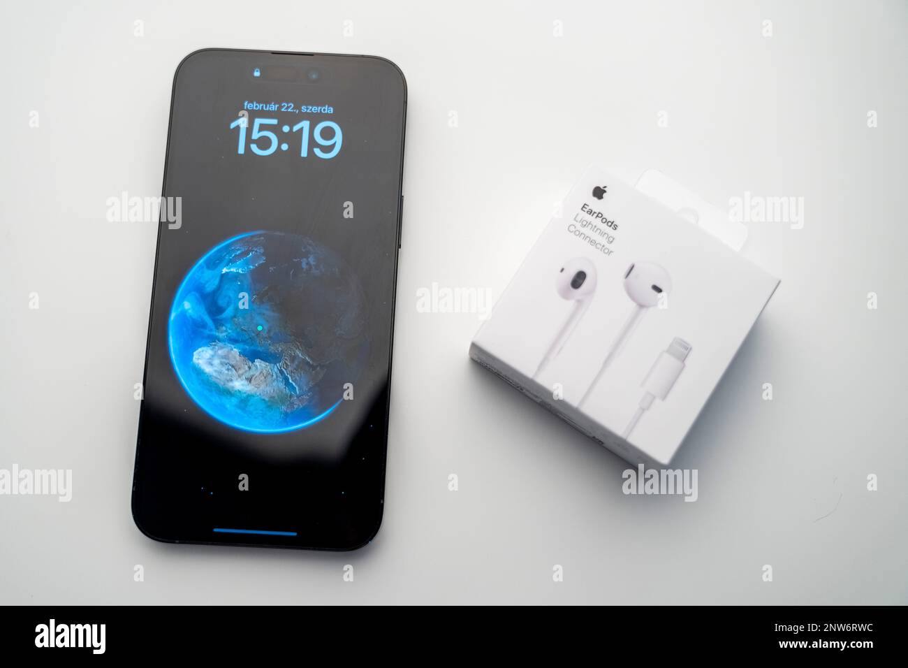 Iphone 14 in a box hi-res stock photography and images - Alamy