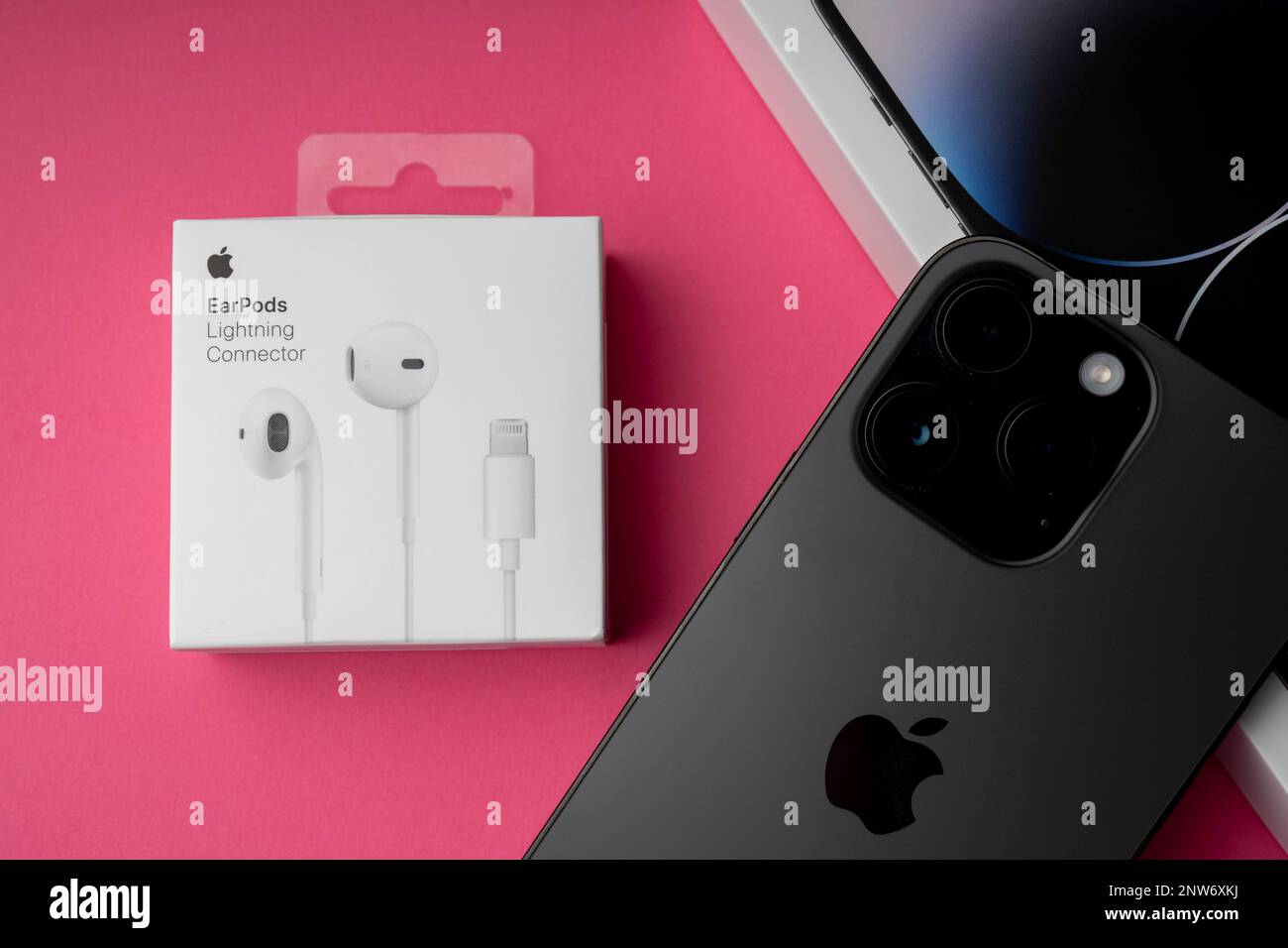 Iphone 14 in a box hi-res stock photography and images - Alamy