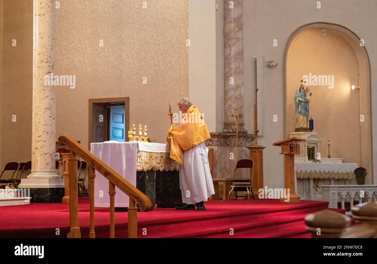 Catholic church altar sanctuary hi-res stock photography and images - Alamy